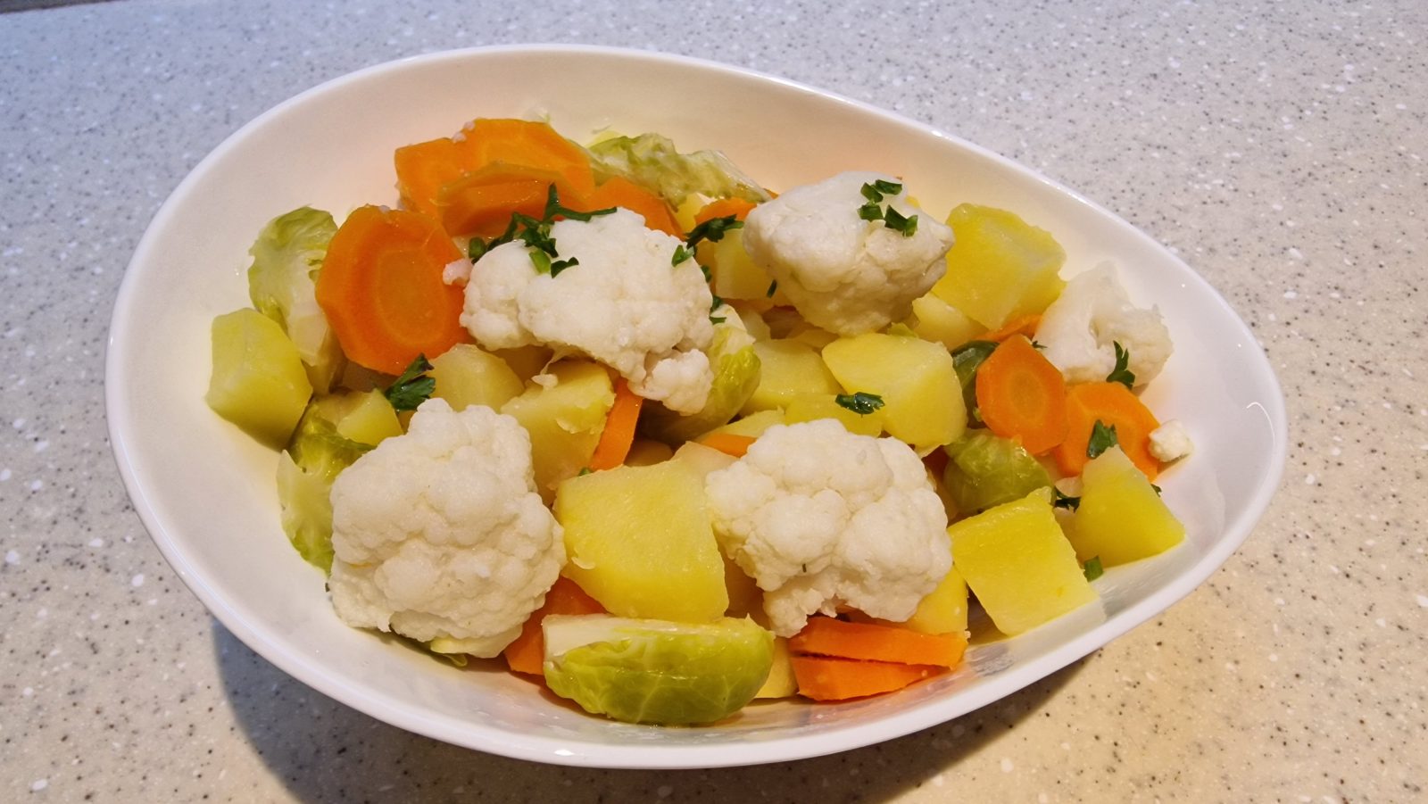 Pečen losos s šampinjoni in zelenjavo » Zazdravje.net